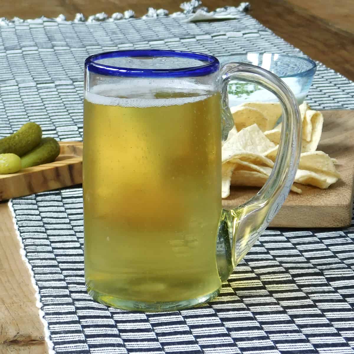 Tarro cervecero artesanal con orilla azul | Casa de los Gigantes